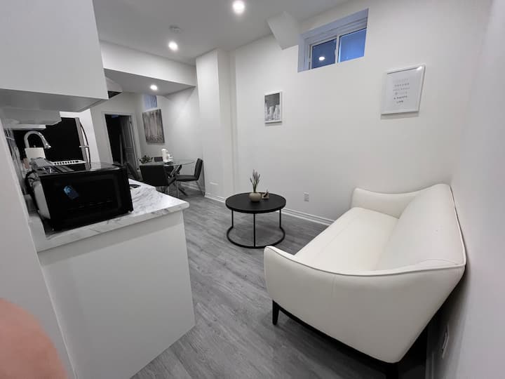 Beautiful 1bedroom Basement Apartment - Aurora