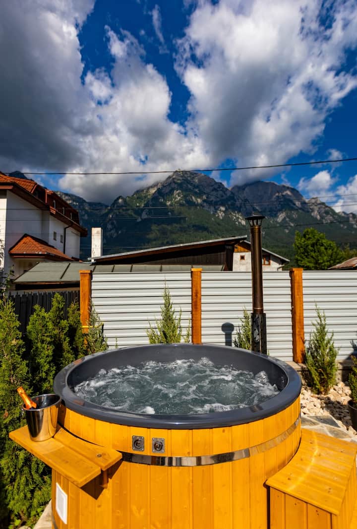 The Bear Chalet | Hot Tub & Mountain Views - Bușteni