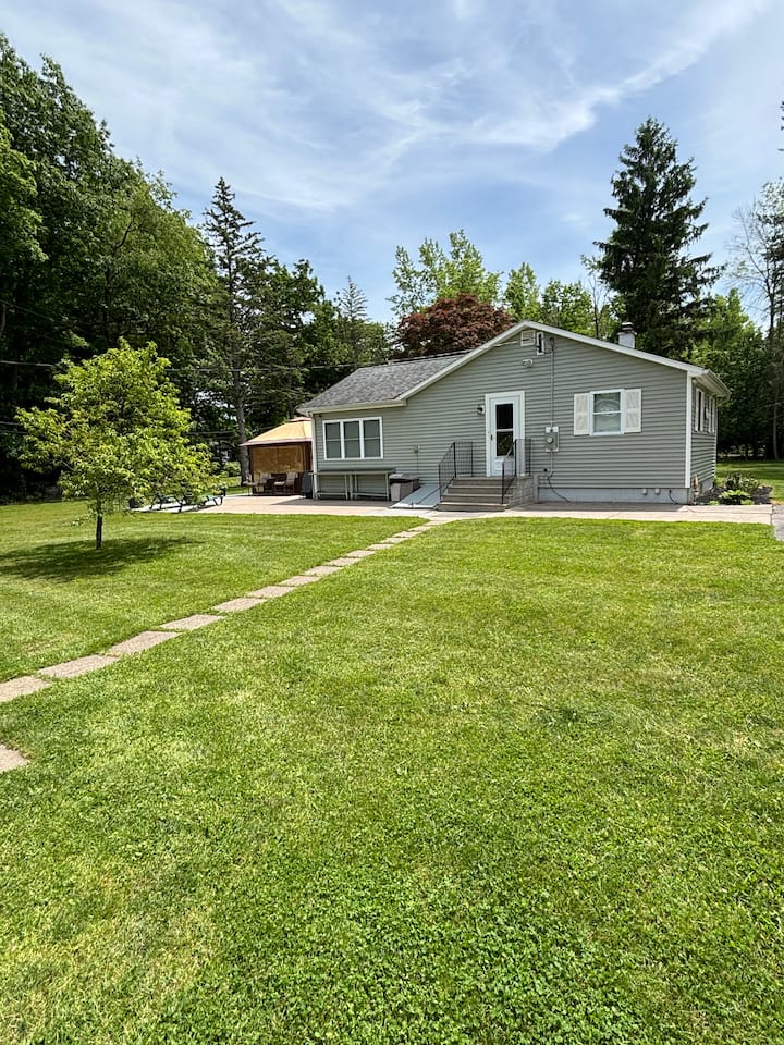 Cozy Cottage On Lake Alice. With Boat Dock - Albion, NY