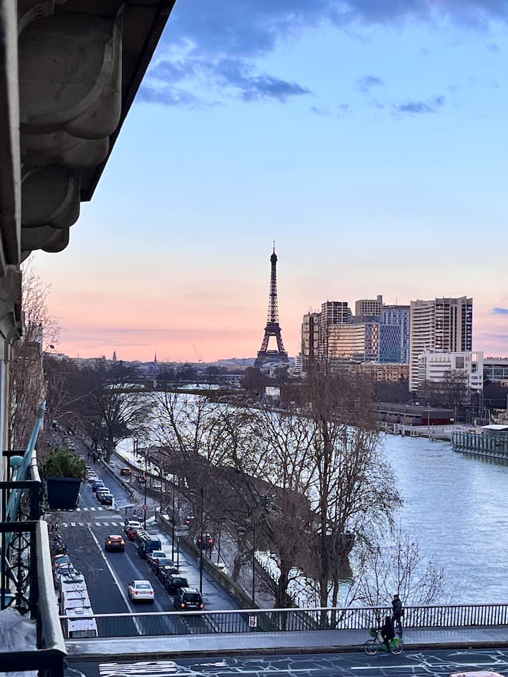 Vue Dégagée Panoramique Sur Tour Eiffel Et Seine - Paris