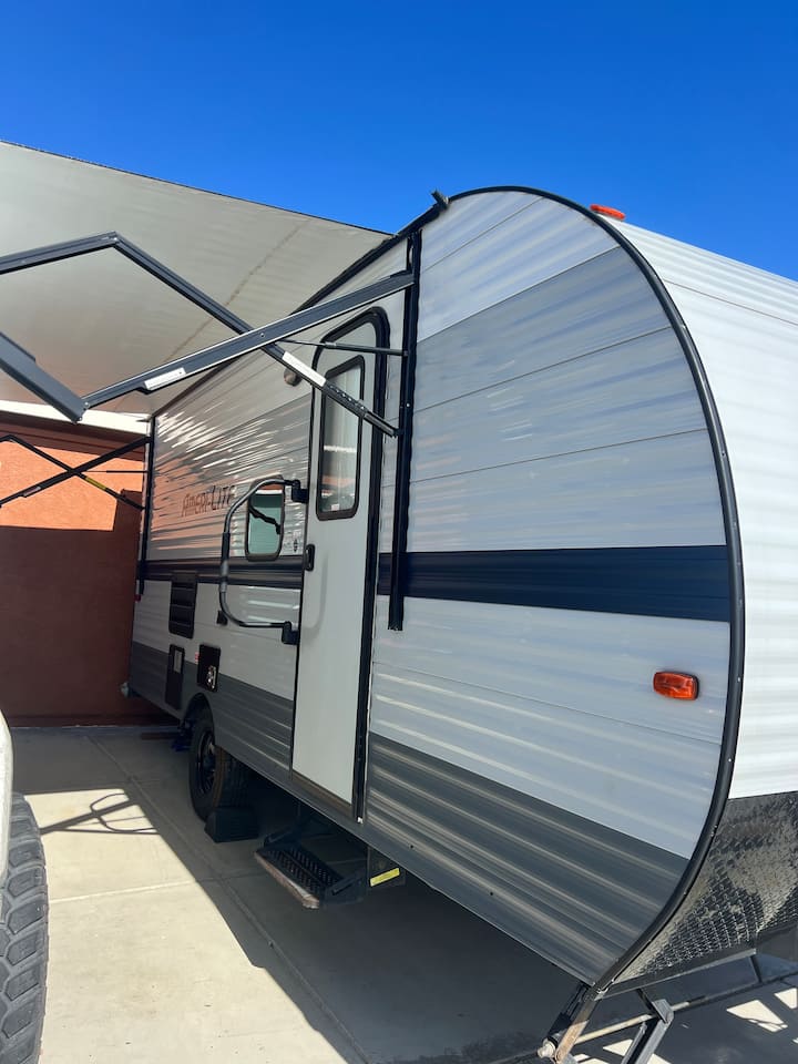 Comfortable Camper - Coachella, CA