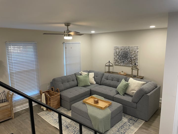 Stylish Townhouse Near Ud- Neutral Room - Newark, DE