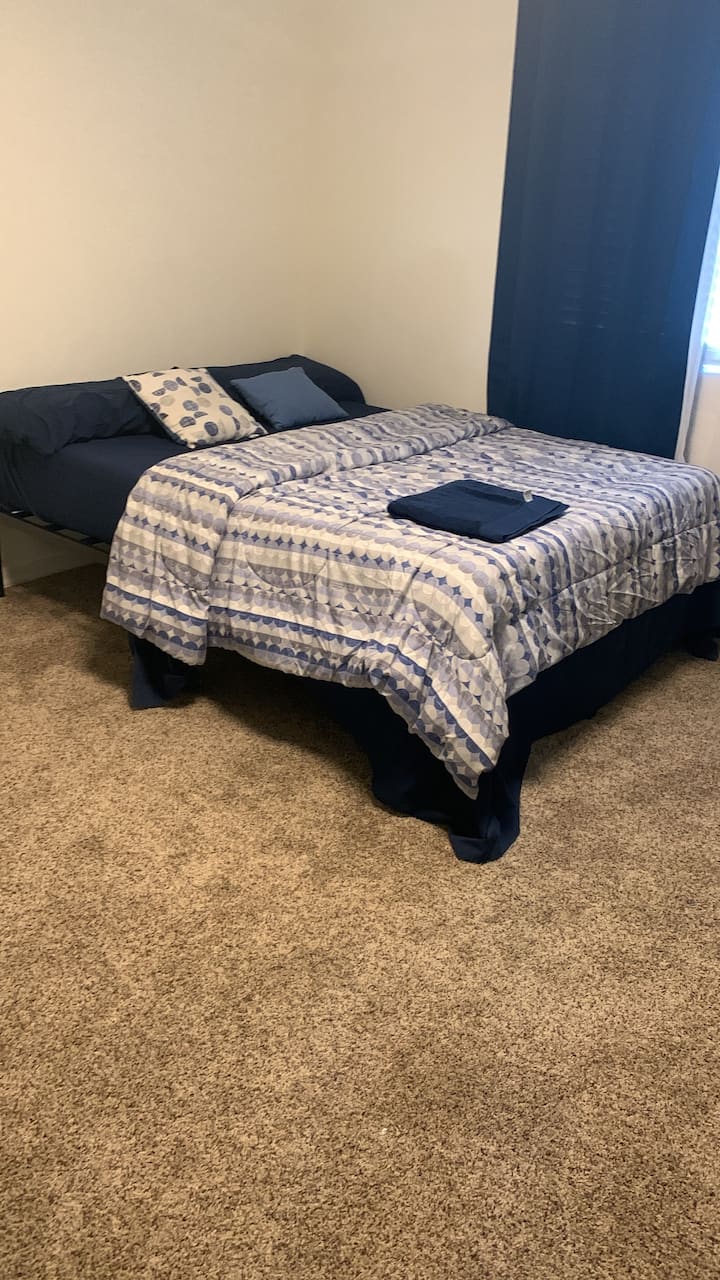 Huge Bedroom Wth Private Walk-in Bathroom & Closet - Casa Grande, AZ
