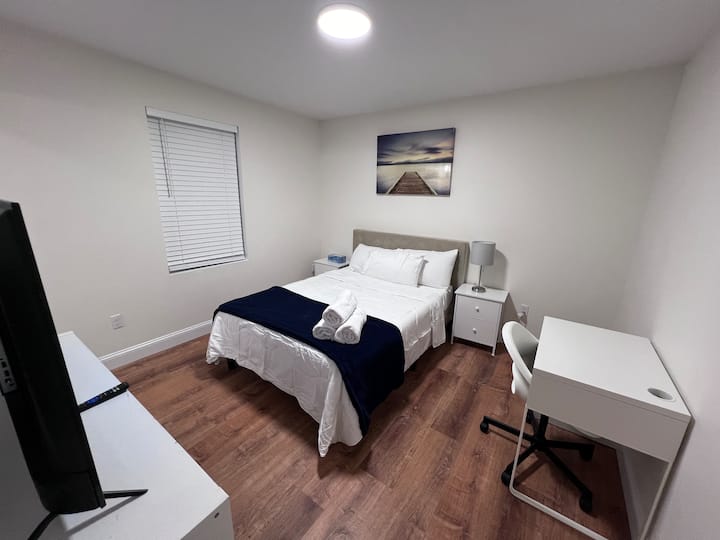 Cozy Room With Private Bathroom F -Minutes From Pc - Providence, RI