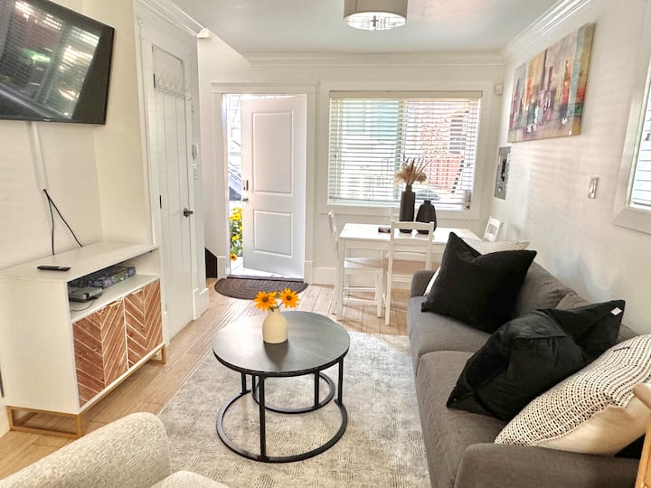 Cozy Laneway House / 2 Bd - Vancouver