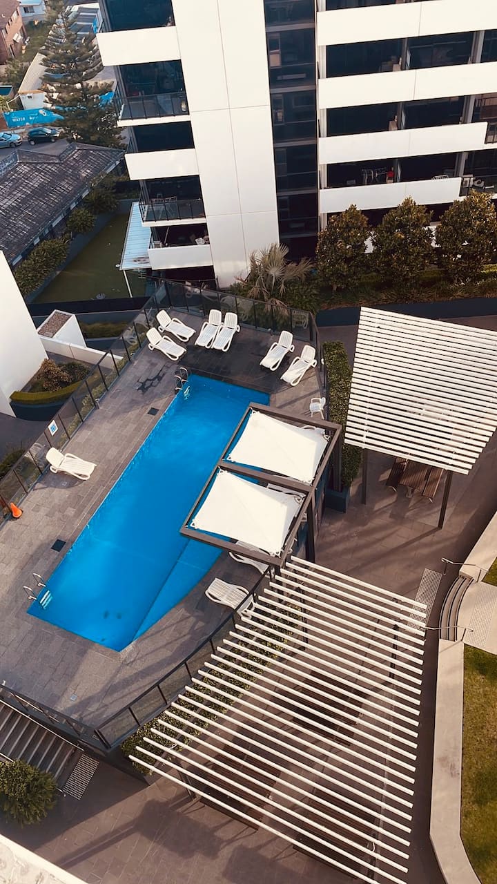 High-rise En-suite Private Room With Pool - Liverpool