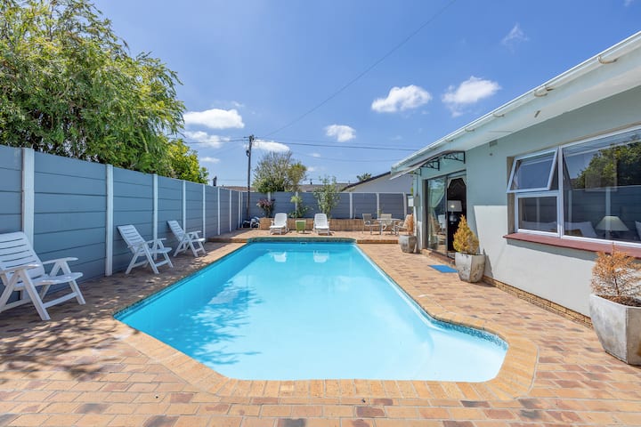 Spacious Home For 12 With A Private Pool - Cape Town