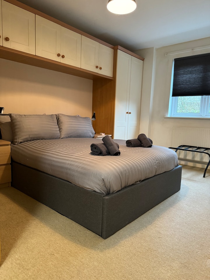 Close To River & City, 2 Bed Apartment - Sleeps 5 - Exeter