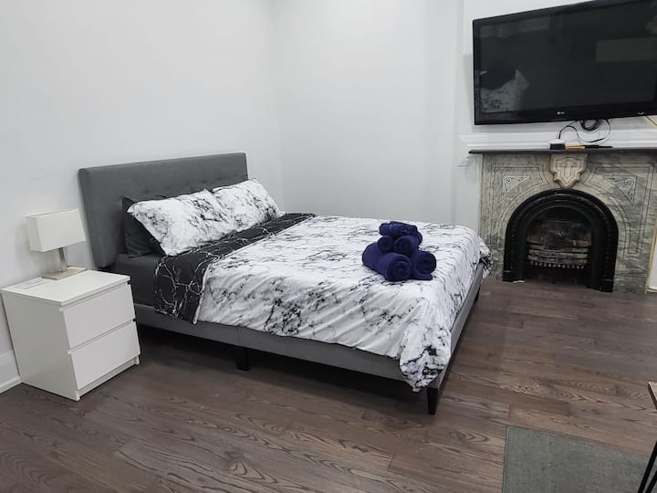 A Large Private Room In Downtown - Toronto