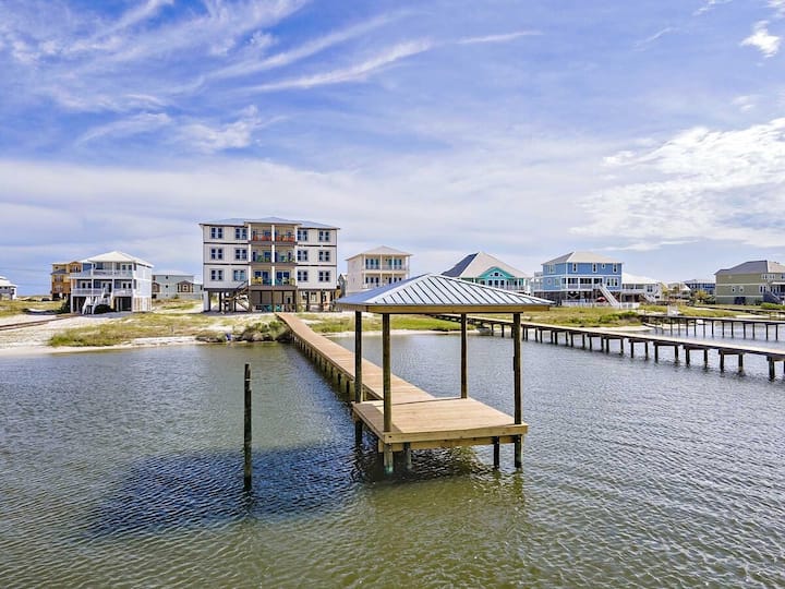 Over The Moon 5-bedroom Lagoon Front House Pool - Gulf Shores, AL