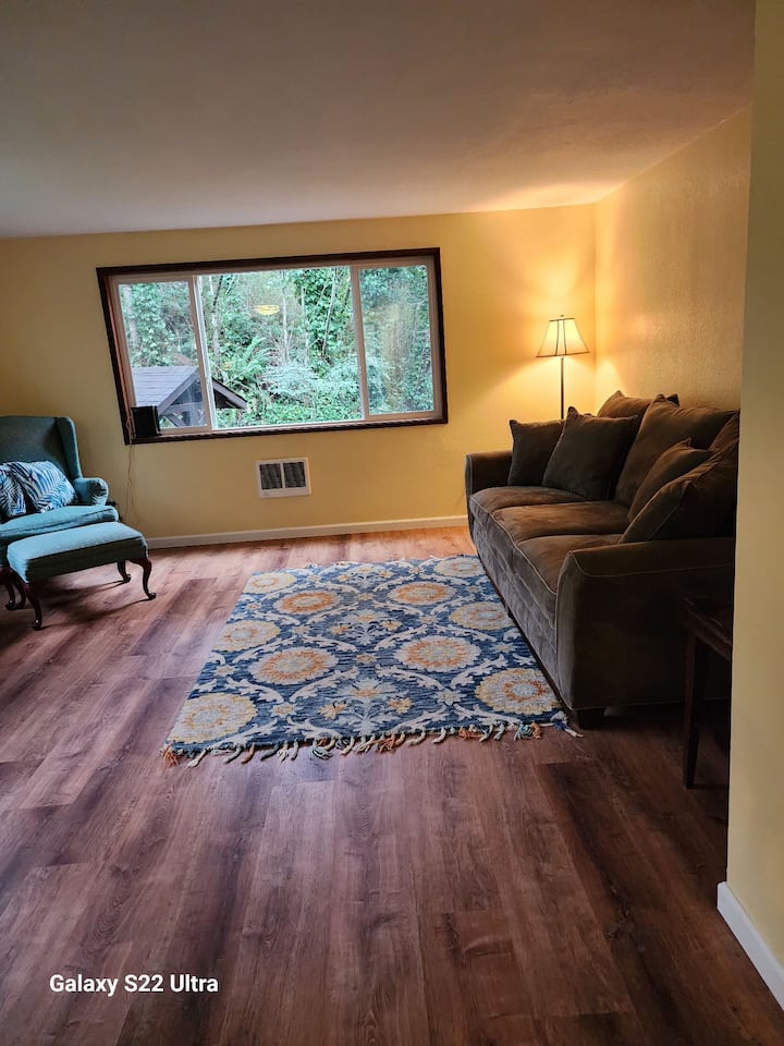 The Treehouse. Cozy Retreat - Coos Bay, OR