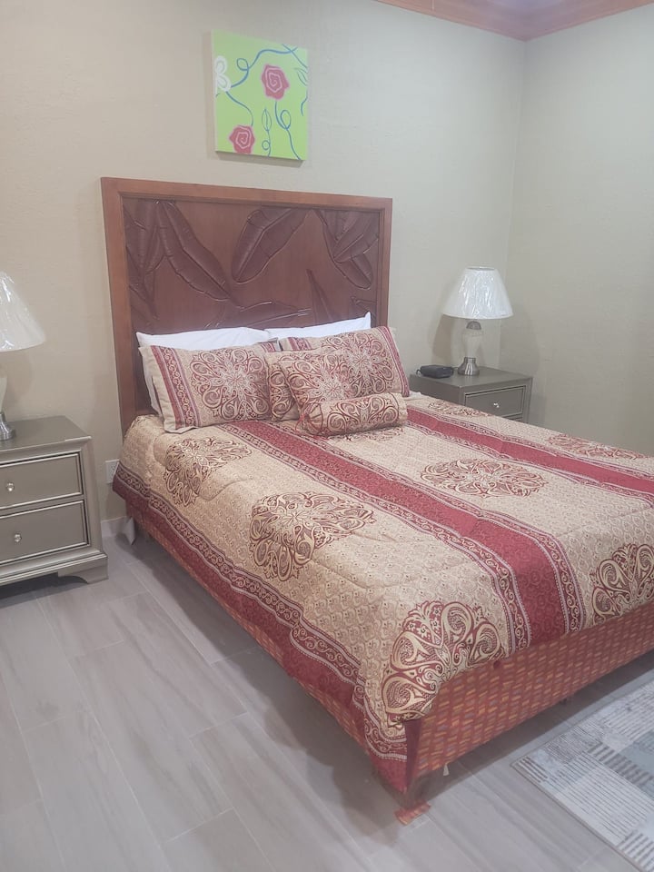 Yvonne's Manor #2 - Nasáu