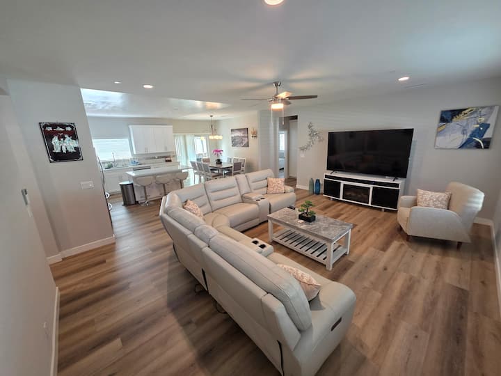 Rose Garden | New 4bed Family Retreat W/backyard - Escondido, CA