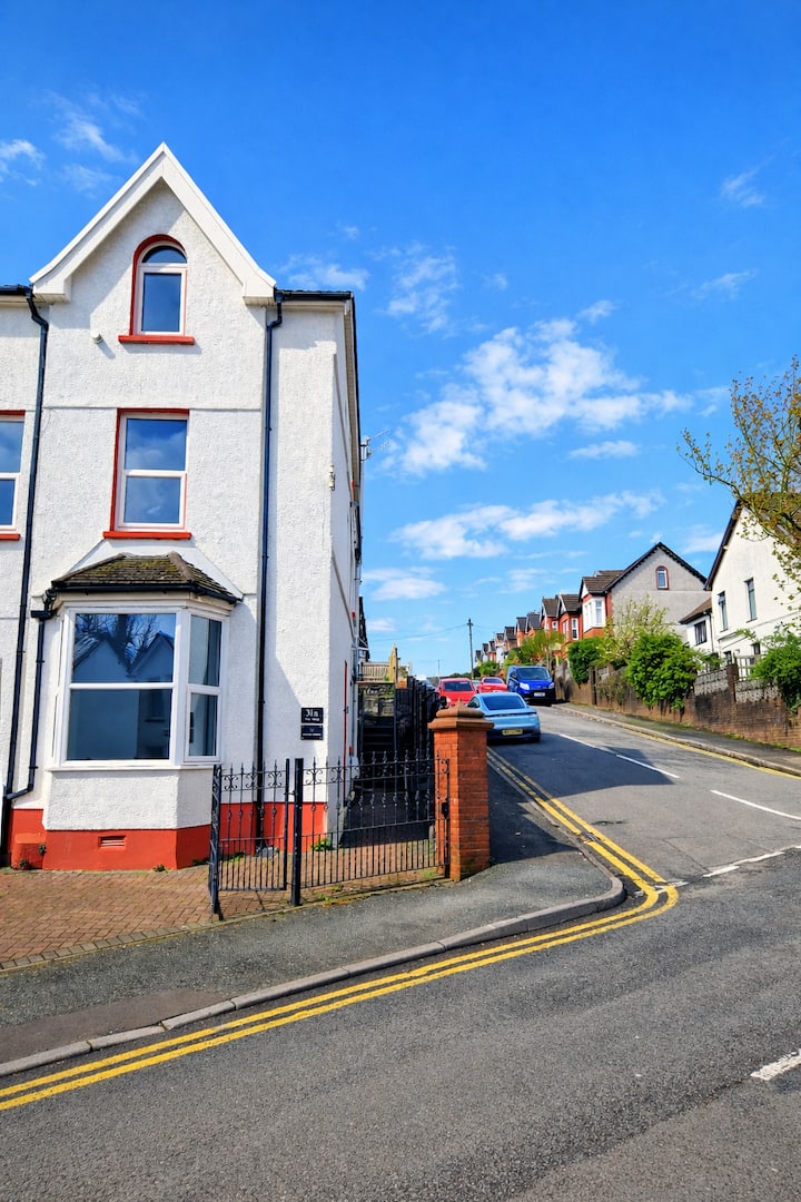 5 Bedroom Home With Parking - South Wales