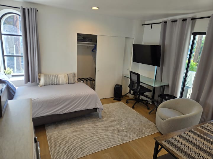 Ocean Park Renovated Studio - Westwood - Los Angeles
