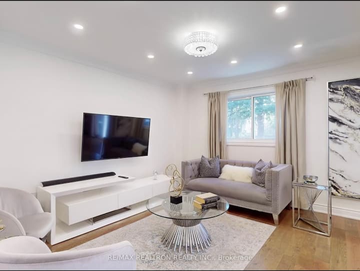 Beautiful 4 Bedroom House (Main & Second Floor) - Vaughan