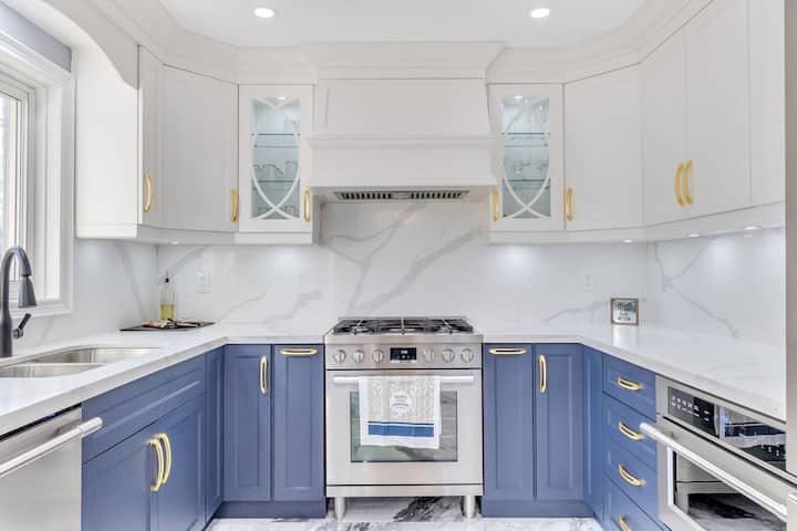 Bowmanville Bliss: Modern 8b/4.5b + Finished Bsmt - Bowmanville