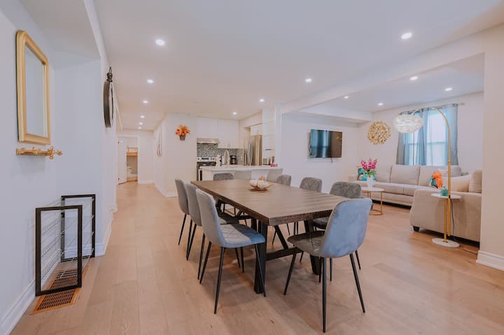 Updated Downtown Century Home-perfect For Biggroup - Niagara Falls