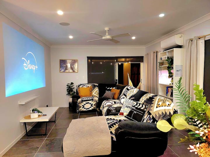Harvey House| Full Family Hometheatre & Game Room! - Logan Village