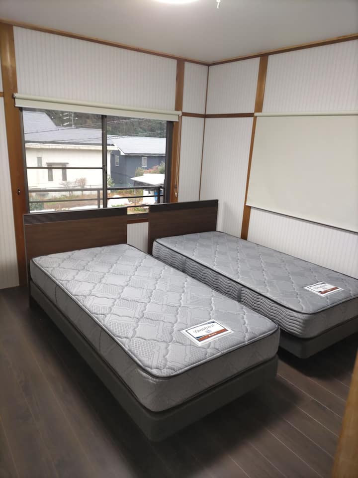 伊勢神宮までバスで10分、近鉄宇治山田駅から徒歩約10分、こだわりシモンズツインベッドの201号室 - Ise