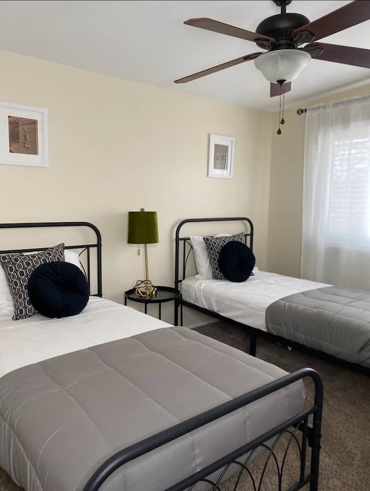 Cozy + Newly Renovated Home | Travel Nurses - Livonia, MI