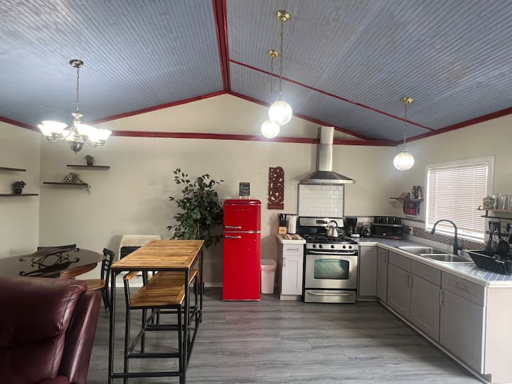 Cozy Quartz Hill Guesthouse
2 Bedroom 1 Bath - Lancaster, CA