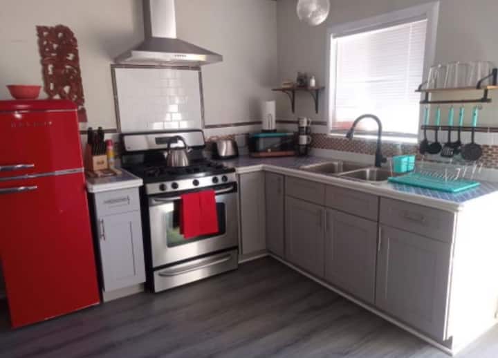 Cozy Quartz Hill Guesthouse
2 Bedroom 1 Bath - Lancaster, CA