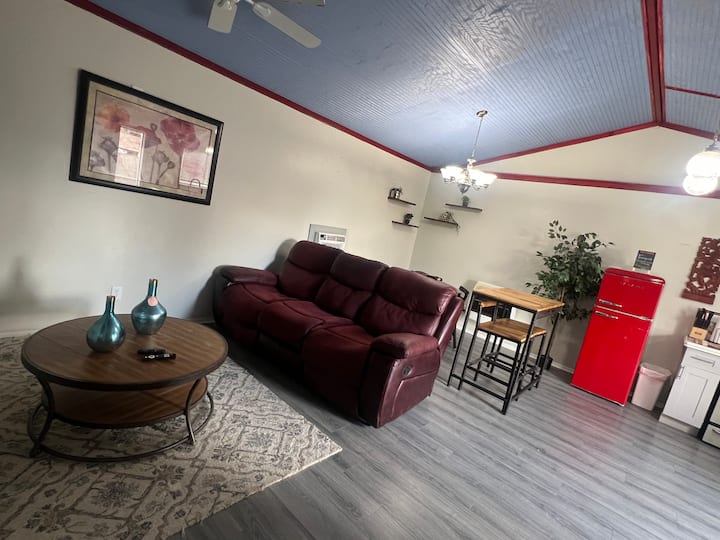 Cozy Quartz Hill Guesthouse
2 Bedroom 1 Bath - Lancaster, CA