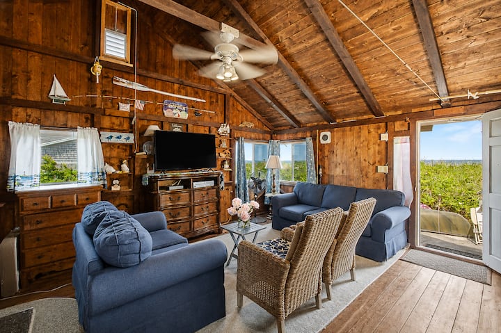 Wake Up On The Beach! Classic Waterfront Cottage - Sandwich, MA