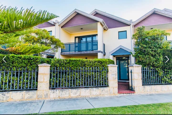 South Freo Town House By Beach! Room & Bathroom - Fremantle