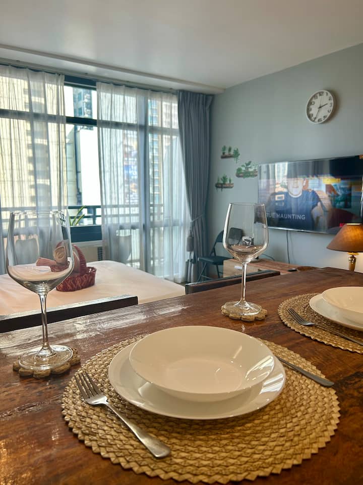 Chill At My Place - Balcony, Gym, Pool, Fast Wifi - Makati