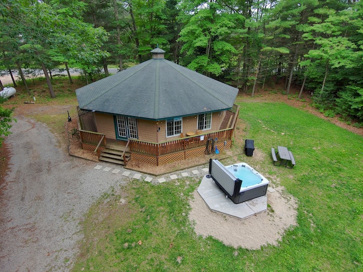 Octagon & Apt | Hot Tub, Gameroom, 1.8 Mi To Beach - Pentwater, MI