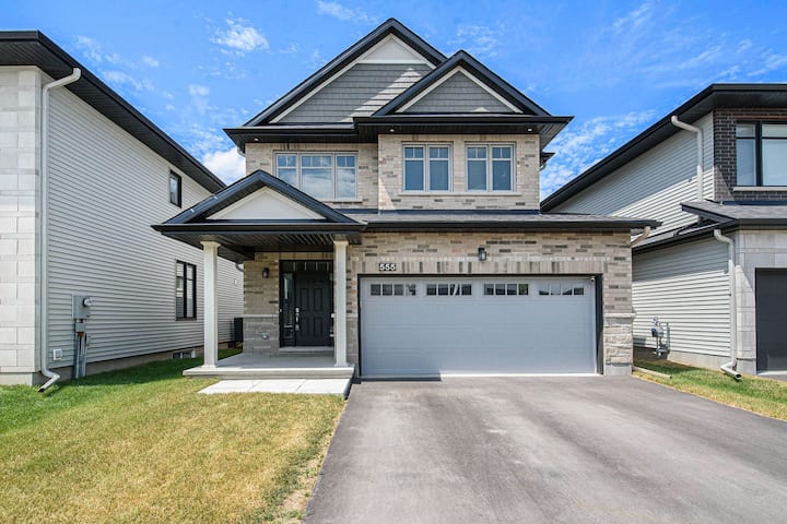 Furnished 4 Bedrooms 3.5 Bath House In Ottawa - Kanata