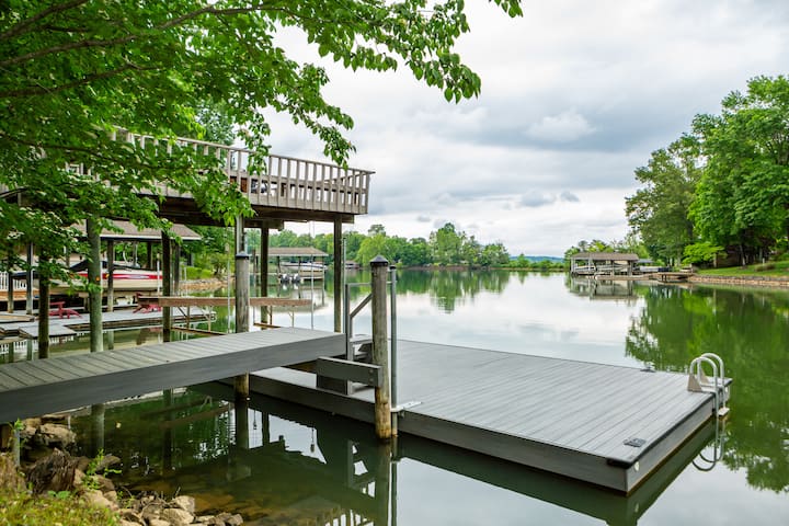 Lakefront |Deck |Fire Pit | Dock| Charcoal Grill - Smith Mountain Lake, VA