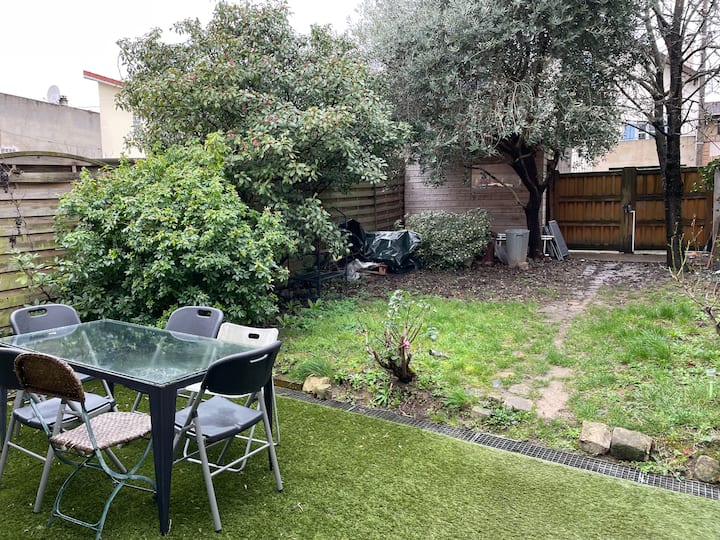 Chambre Dans Maison De Charme Avec Jardin - Montreuil, France