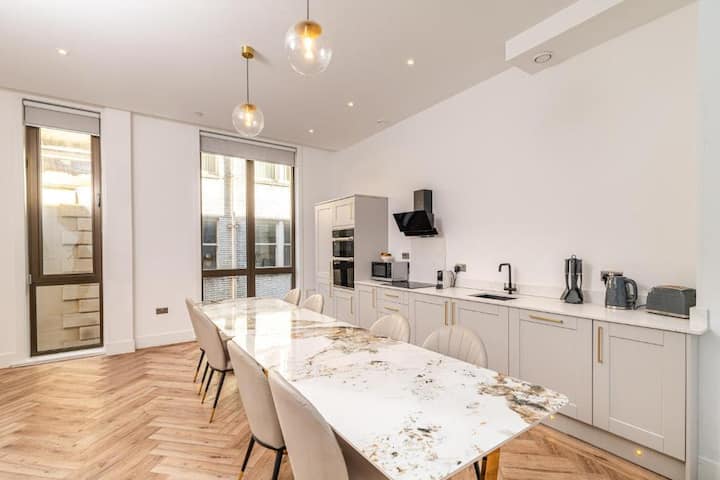 Three-bedroom Duplex - Sleeps 10 - Liverpool, UK