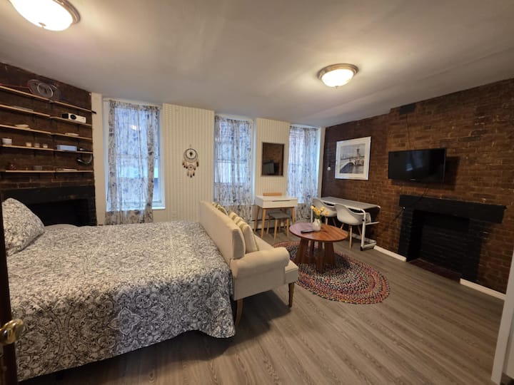 Chic Studio: Central Location! - Astoria - Queens NY