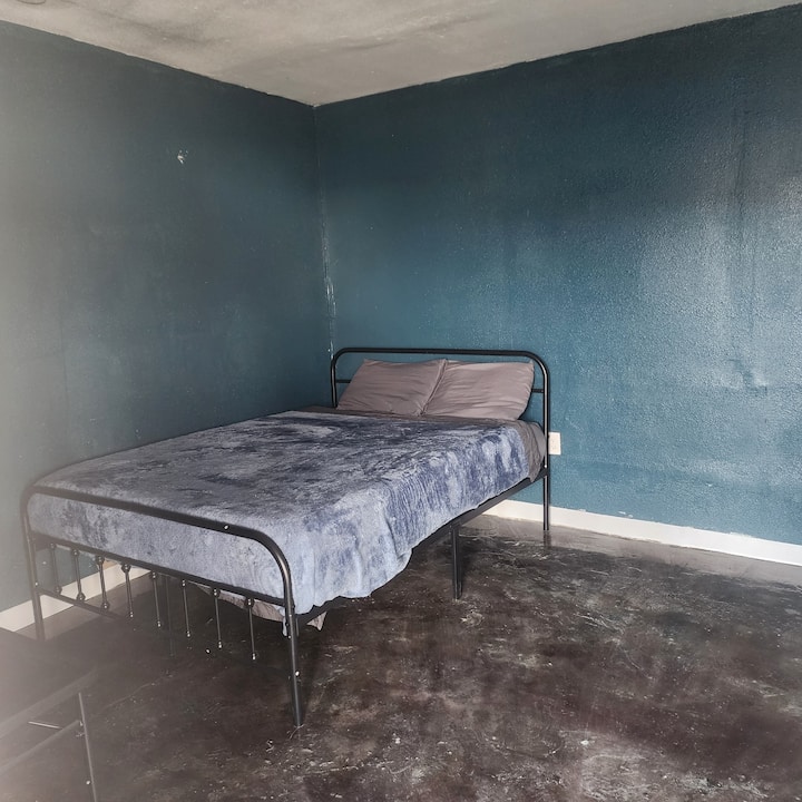 Code Lock* Private* Queen Bed* Motel Room 8 - Barstow, CA