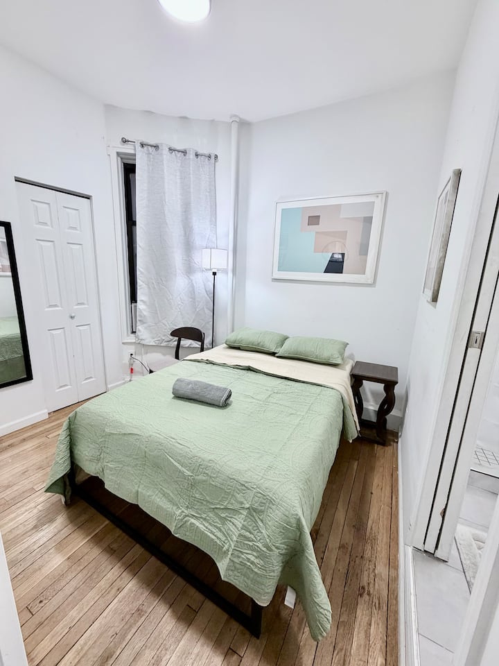 Bedroom In The Heart Of Les - New York City
