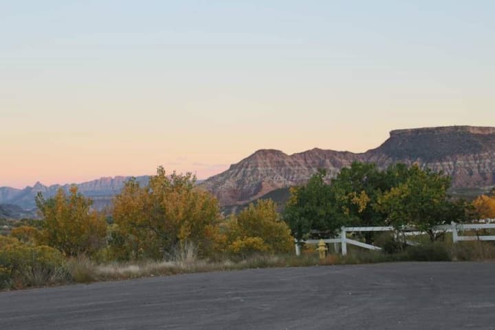 Flying Monkey Mesa | Near Zion | Rustic Mtn Home - Utah
