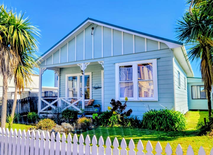 Crooked Mile Cottage - Classic Kiwi Beach Stay - Hokitika