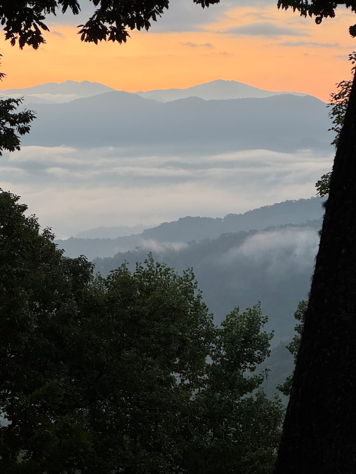 Private Tiny Cabin, Fantastic Mtn View, & Hot Tub! - Cherokee, NC