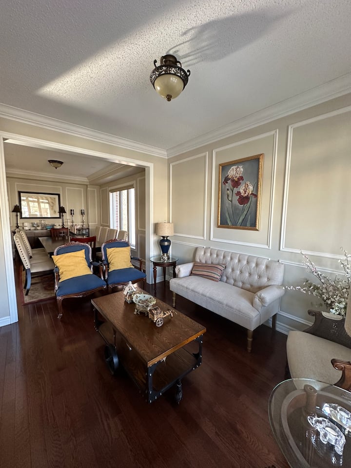 House That Fells Warm And Open! - Aurora
