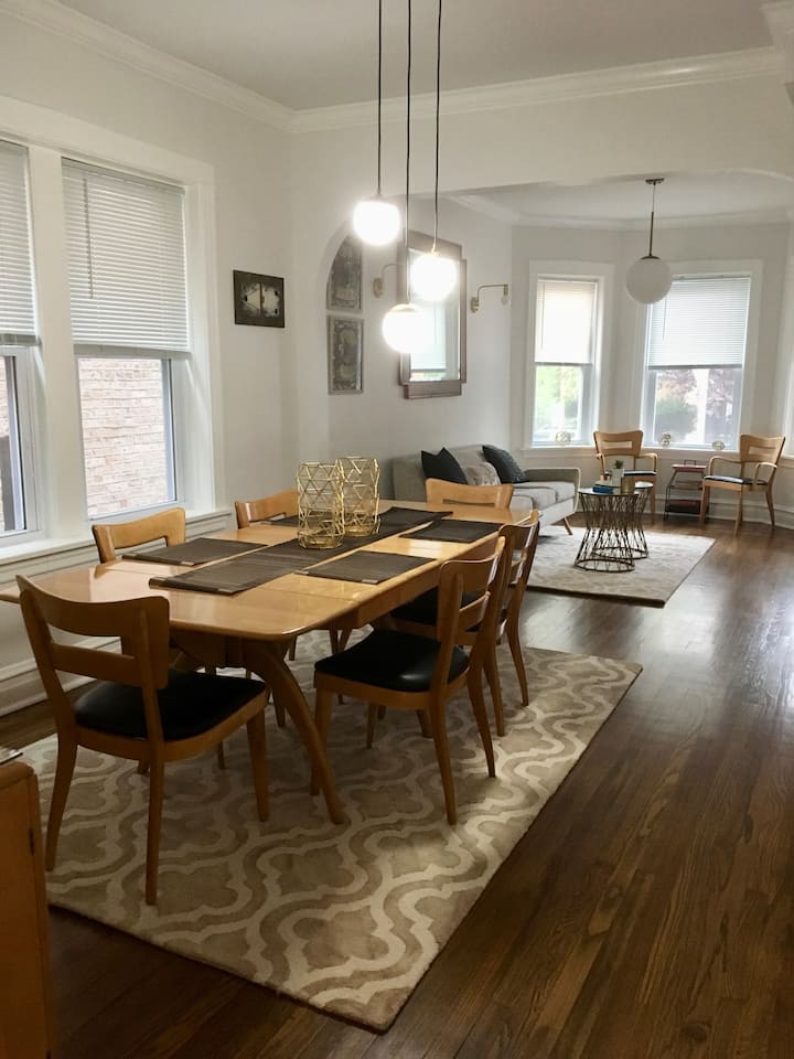 Modern Western Logan Square Flat - Oak Park