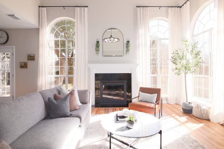 5br Cedar Park Retreat | Live Music + Space & Yard - Leander, TX