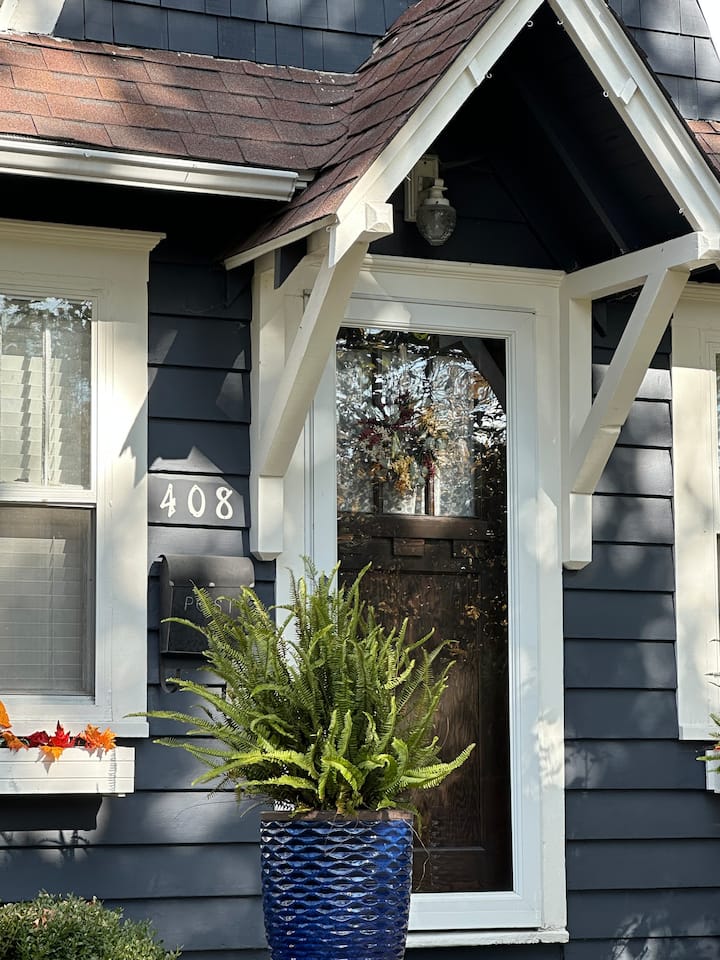 Cottage 408 | Downtown Iowa City - Iowa City, IA