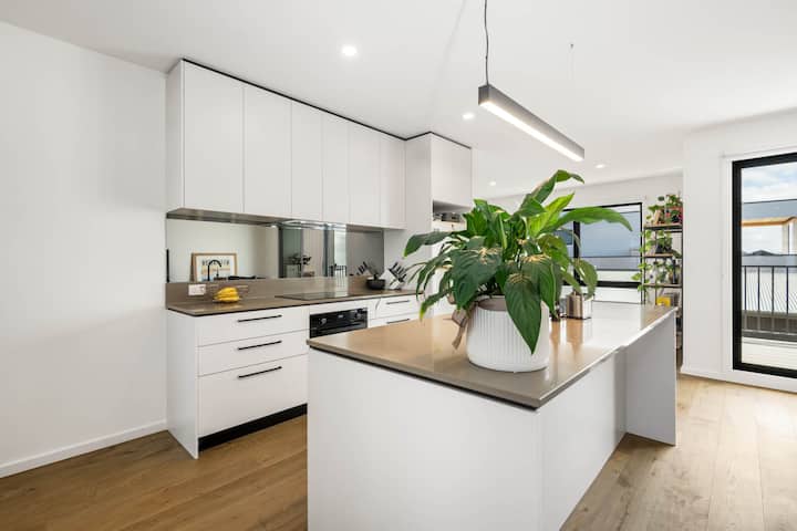 Modern Highton Hideaway – Quiet Townhouse Comfort - Geelong