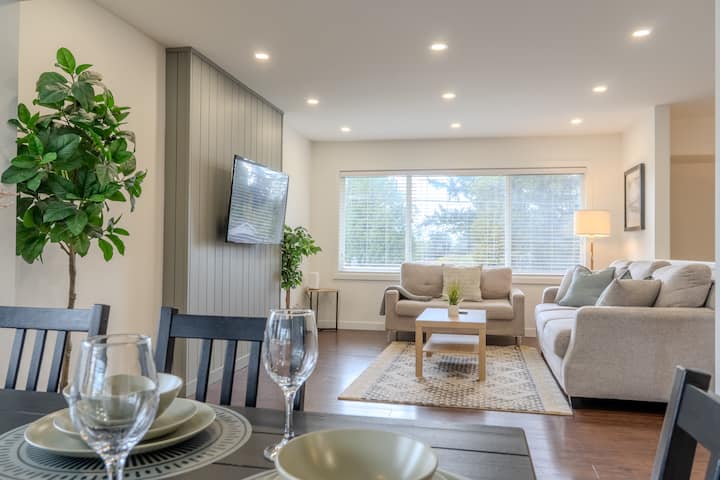 Spacious 5-bedroom Family Retreat W/ Free Parking - New Westminster