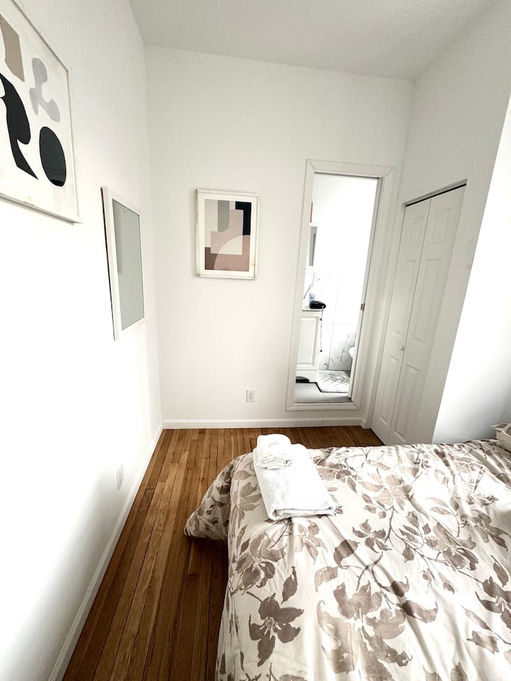 Private Bedroom With In Suite Bath In Les - New York