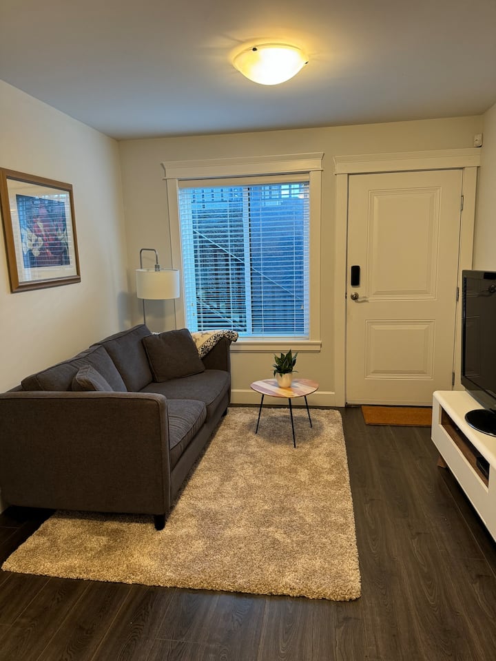 Cozy One Bedroom Suite - New Westminster